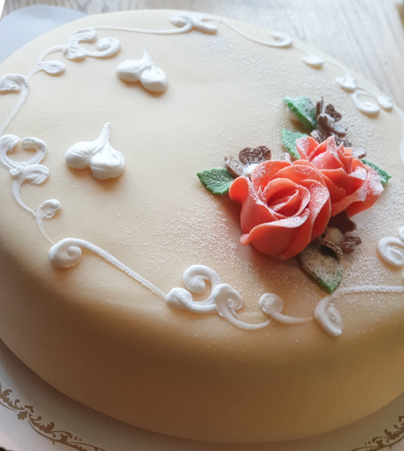 Kake med klassisk pynt - ASVO-Kongsberg AS